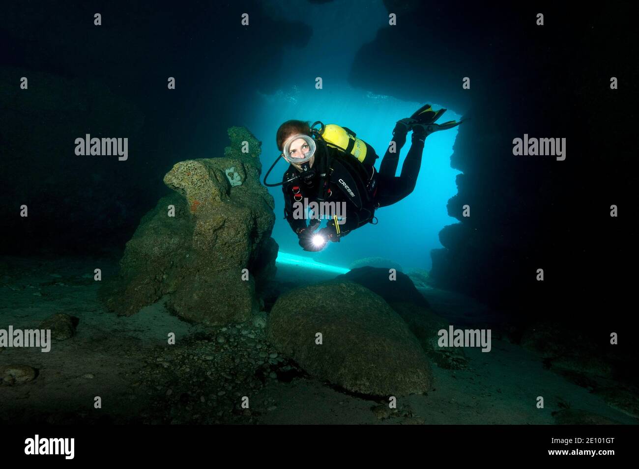 Underwater entrance of cave diver hi-res stock photography and images ...