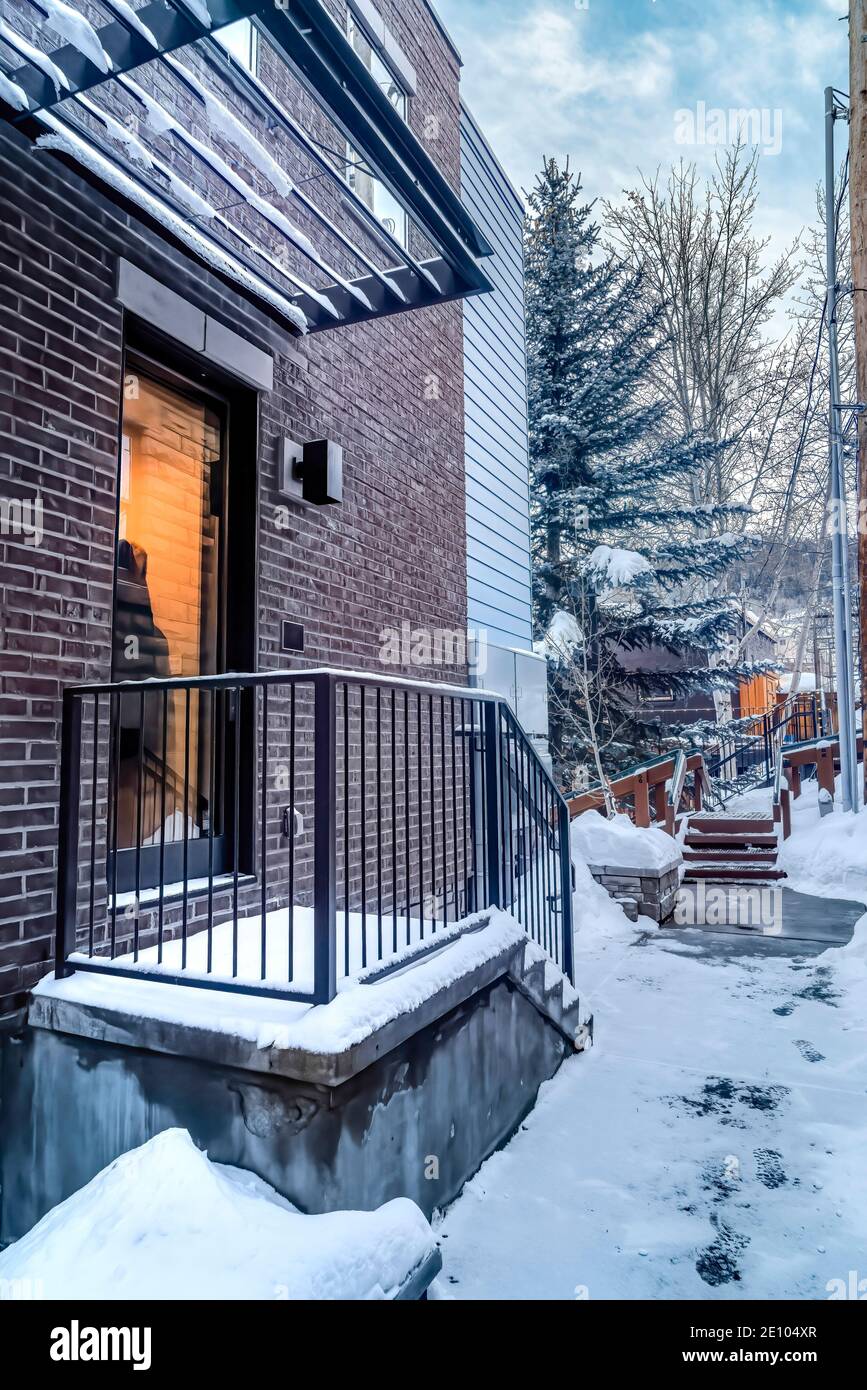 Awning covered entrance hi-res stock photography and images - Alamy