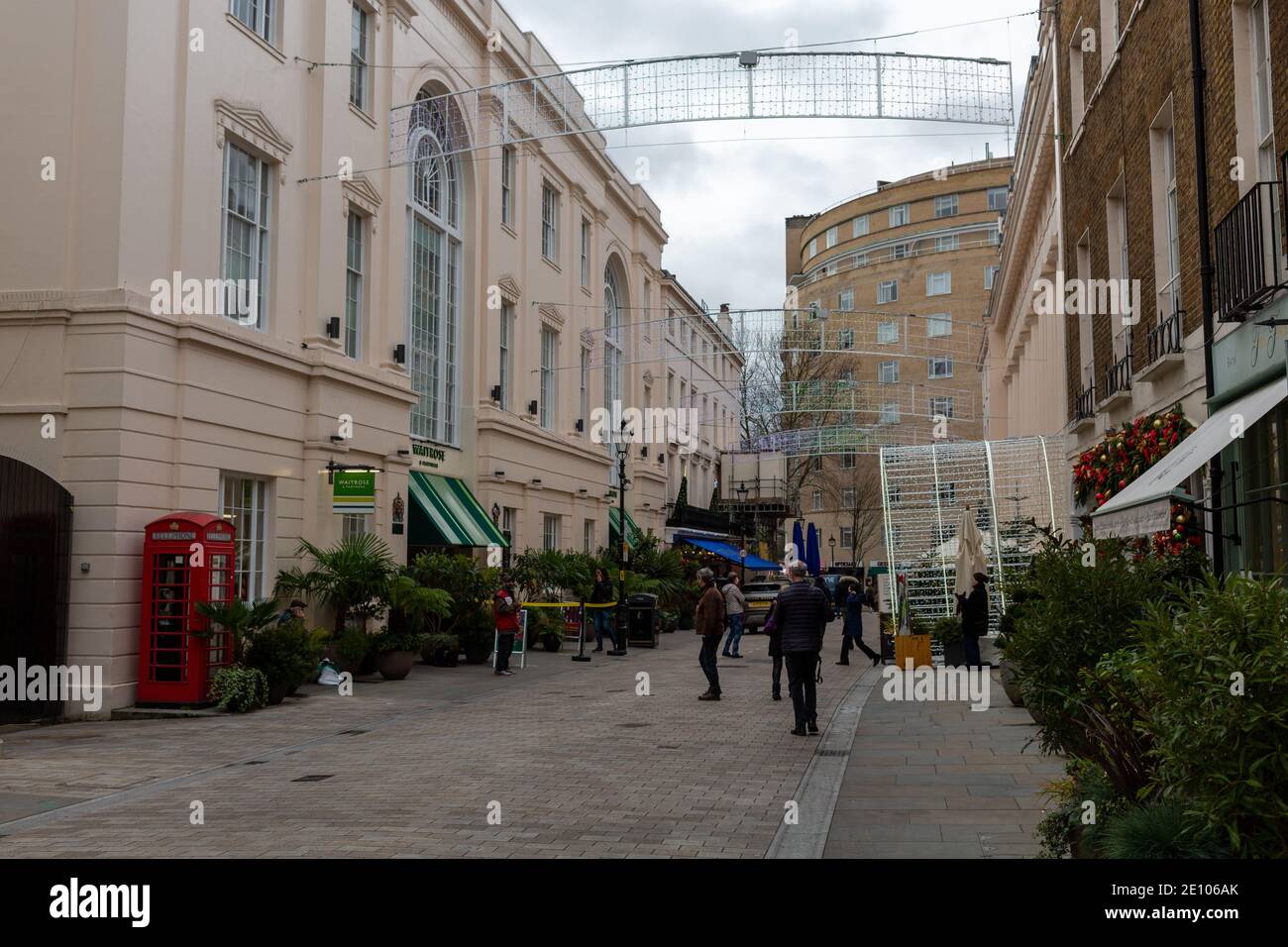 Knightsbridge church hi-res stock photography and images - Alamy