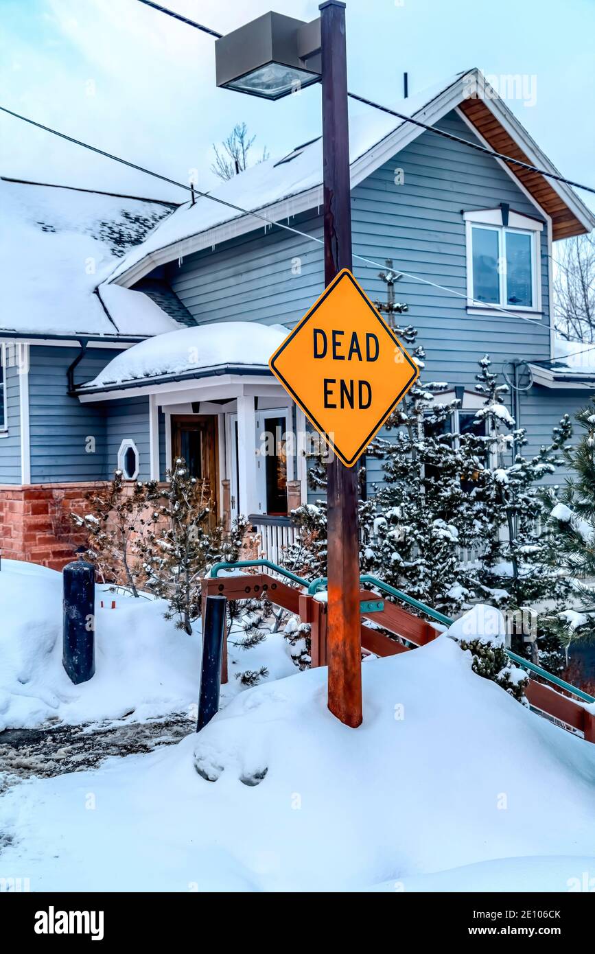 Dead end and warning light hi-res stock photography and images - Alamy
