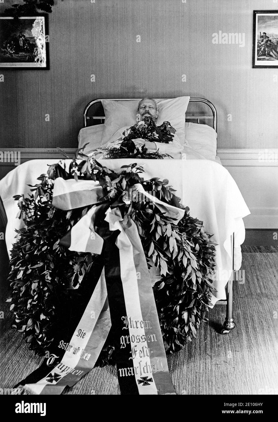Paul von Hindenburg on his deathbed, historical photo, 02.08.1934 ...
