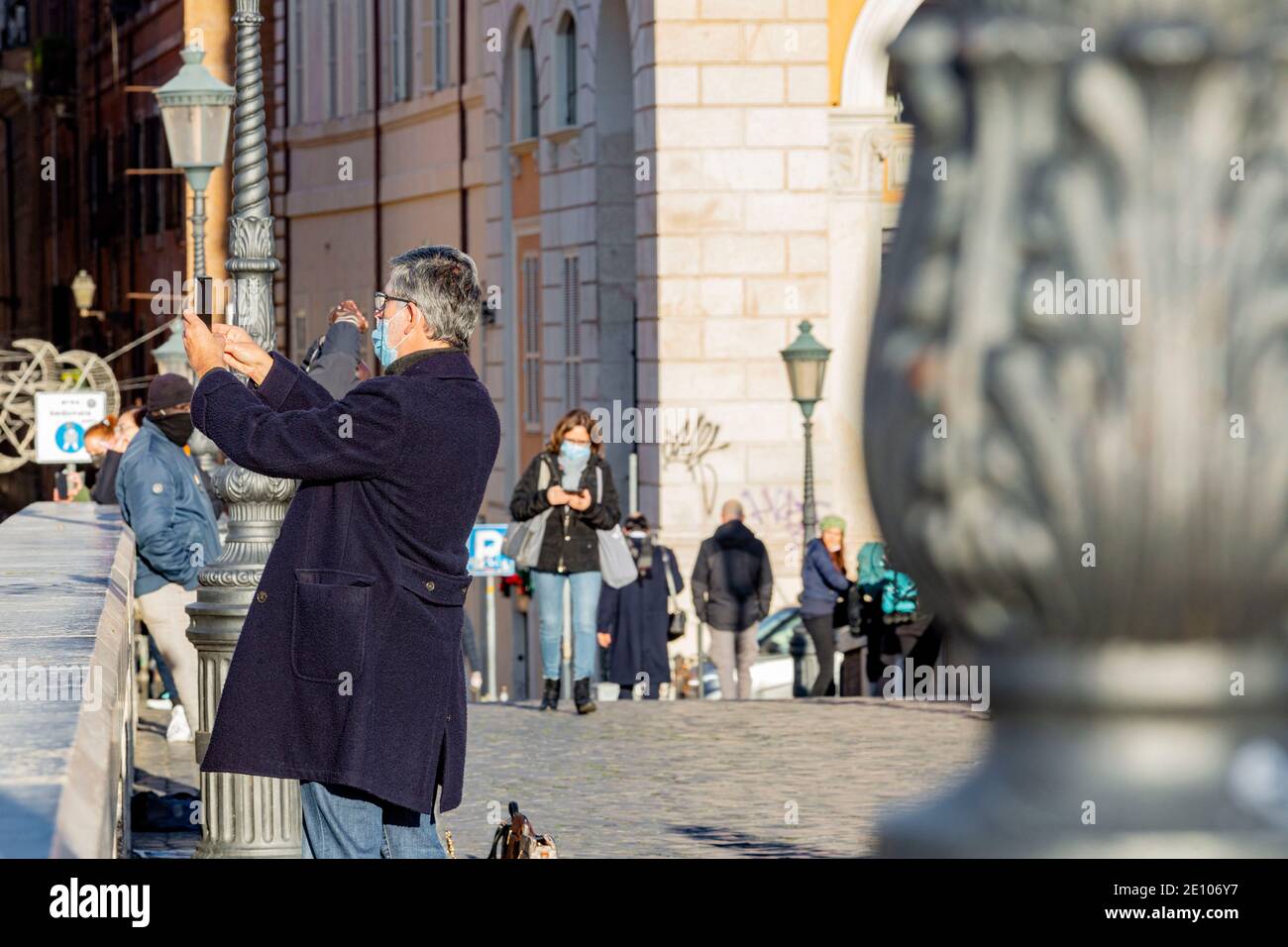 Pedestrians taking photos hi-res stock photography and images - Alamy