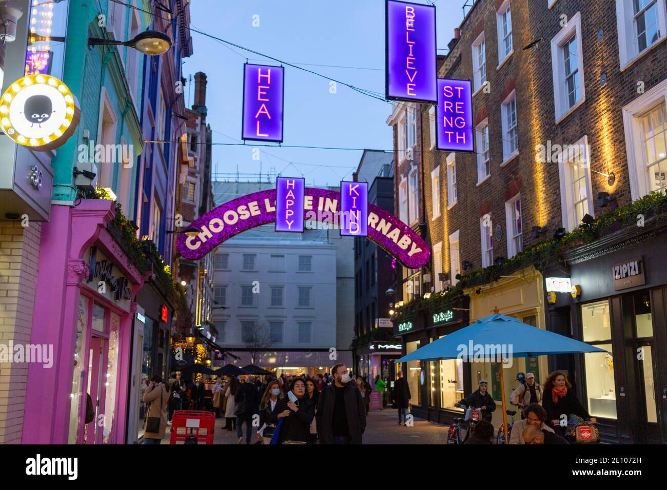 Police horse london night hi-res stock photography and images - Alamy