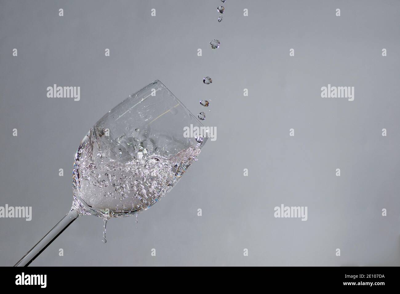 sparkling drops in water and wine glass Stock Photo - Alamy