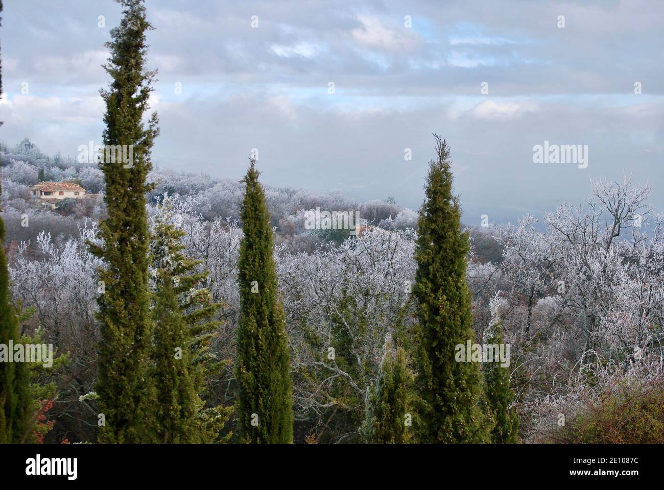 Luberon hills hi-res stock photography and images - Alamy