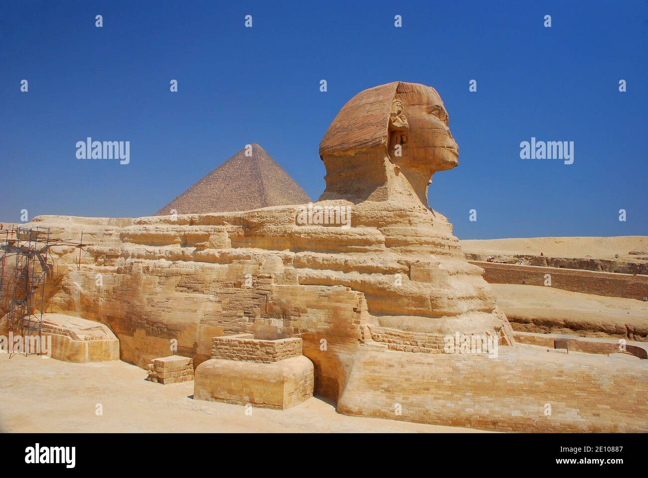 egypt sphinx in full side view with blue sky Stock Photo - Alamy