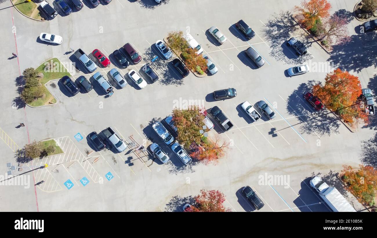 Busy grocery store parking lot hi-res stock photography and images - Alamy
