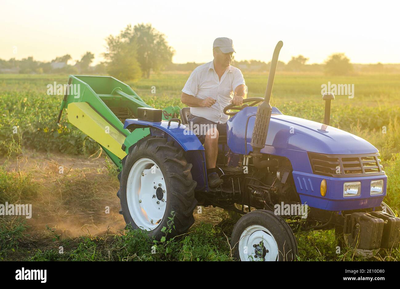 Man driving digger hi-res stock photography and images - Alamy