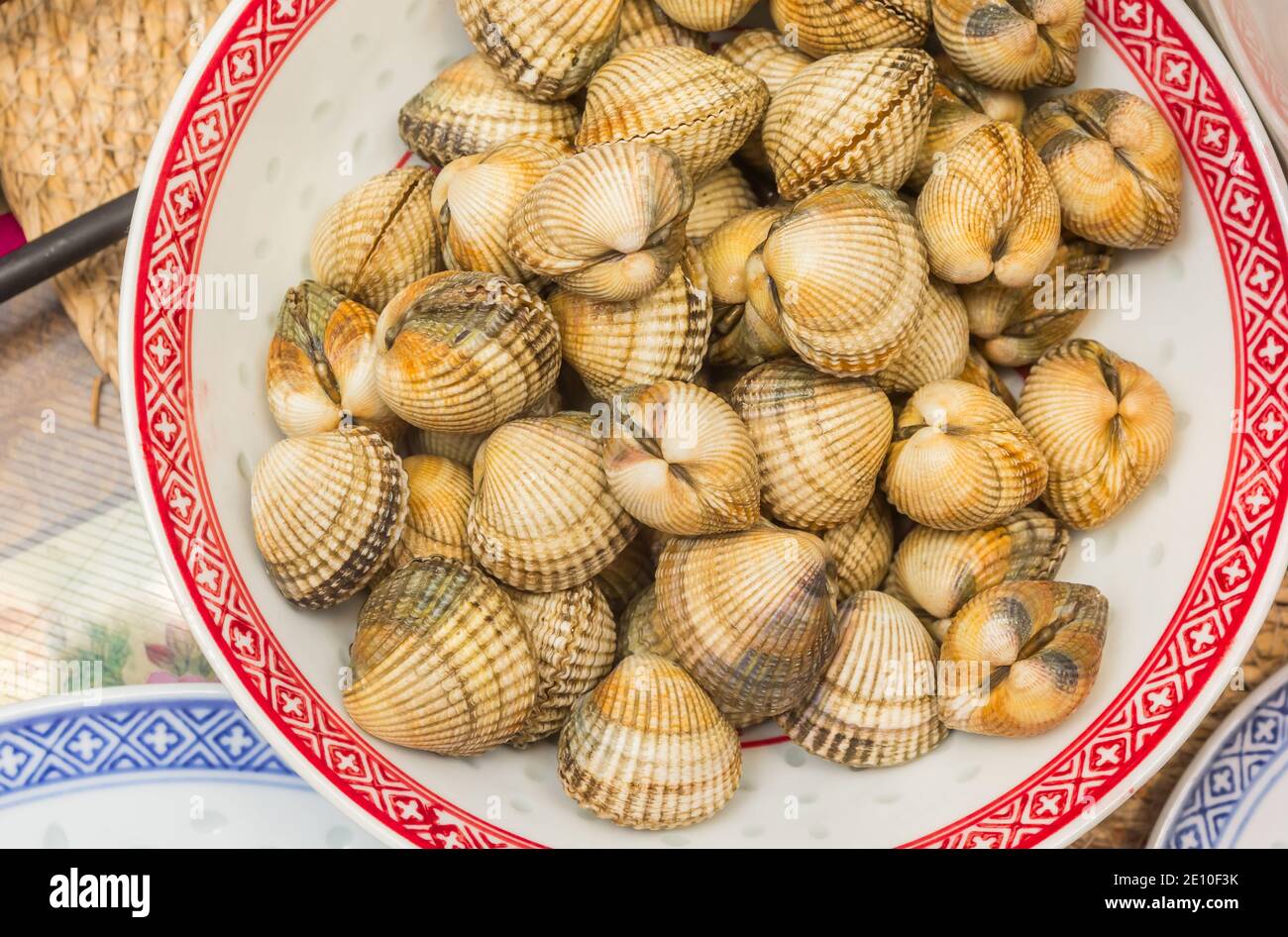 Raw clams on a traditional chinese plate Stock Photo - Alamy