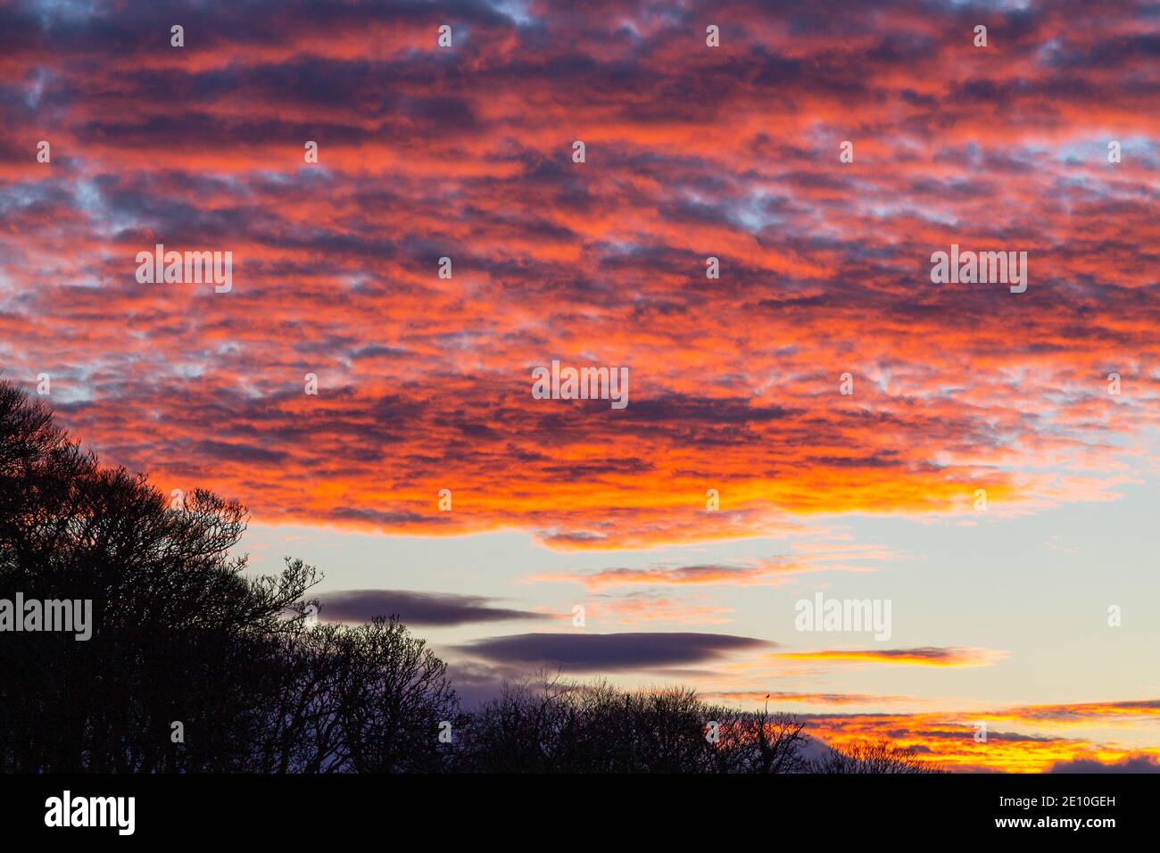 Red sky silhouette hi-res stock photography and images - Alamy