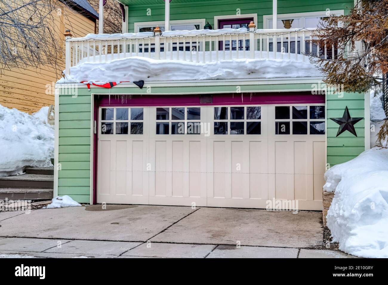 Snowy car in residential garage hi-res stock photography and images - Alamy