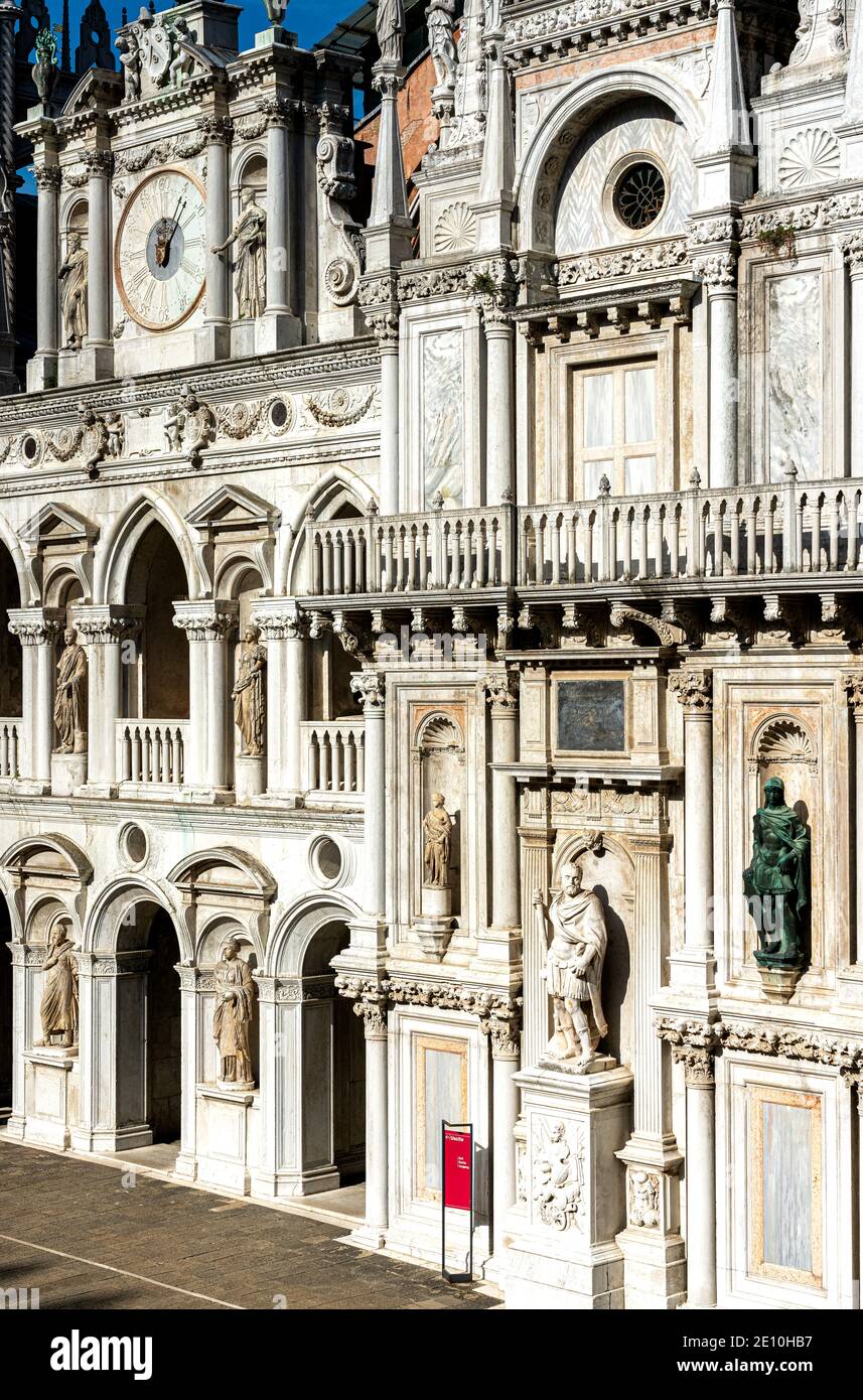 Doge palace clock hi-res stock photography and images - Alamy