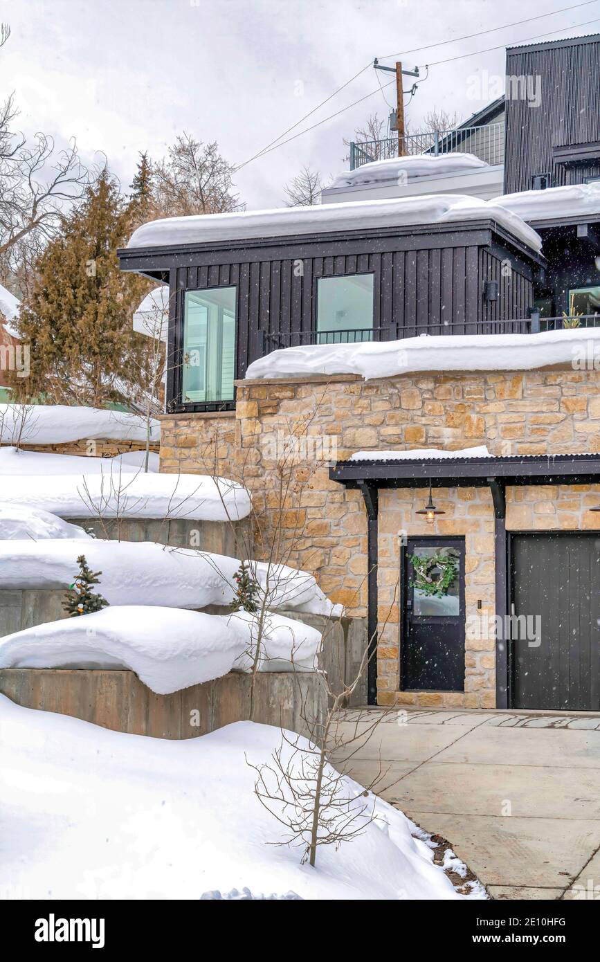 Retaining wall driveway hi-res stock photography and images - Alamy