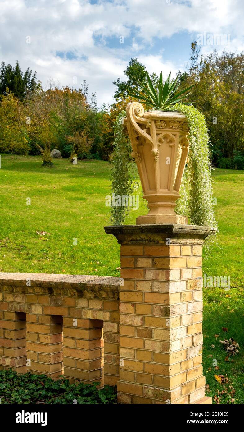Mauerwerk vase hi-res stock photography and images - Alamy