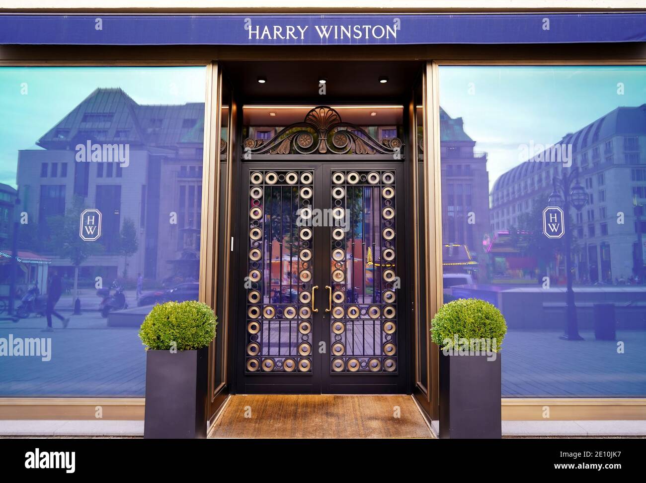 Harry winston store hi-res stock photography and images - Alamy