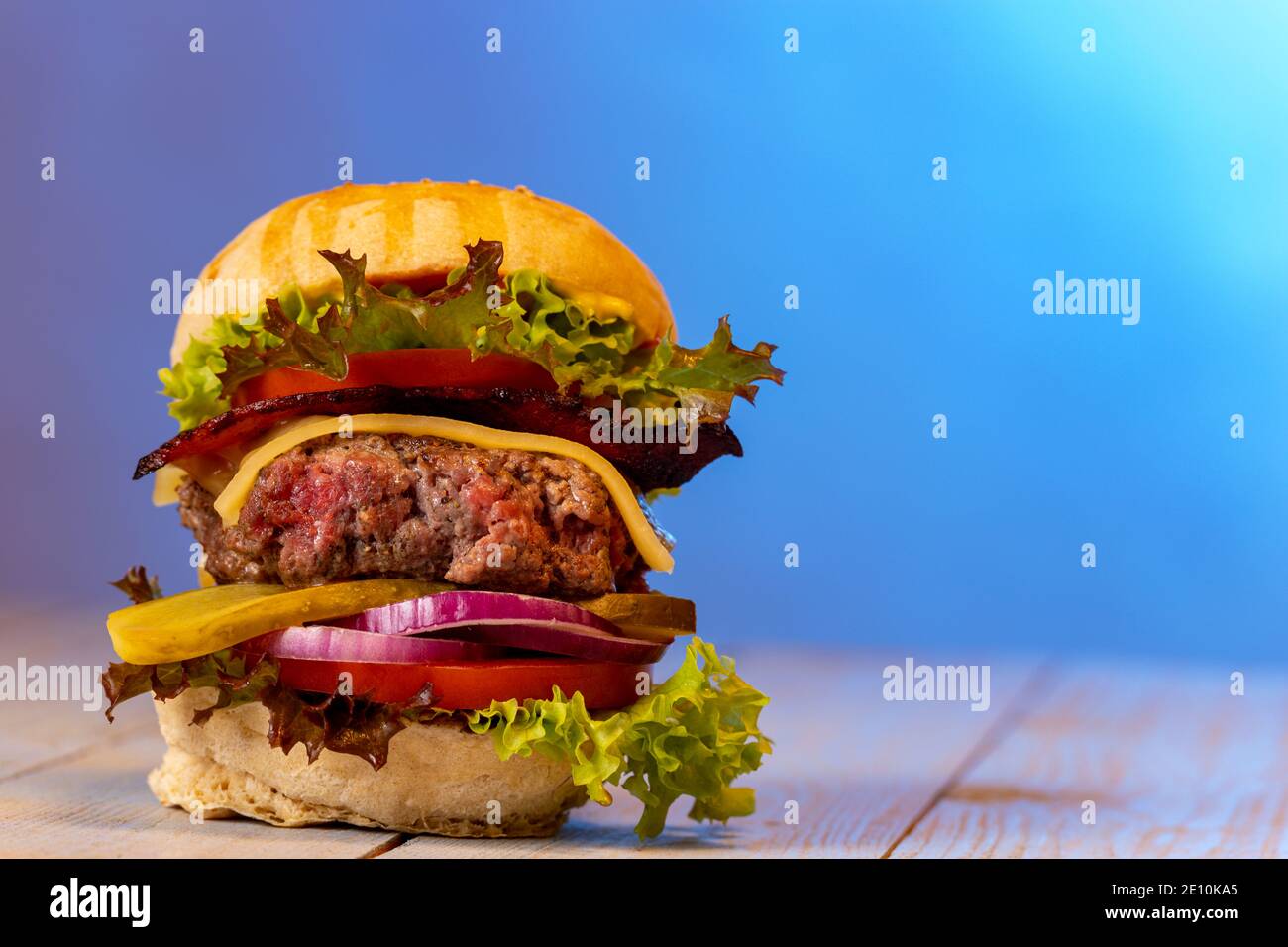 Closeup of a single cheeseburger hi-res stock photography and images ...