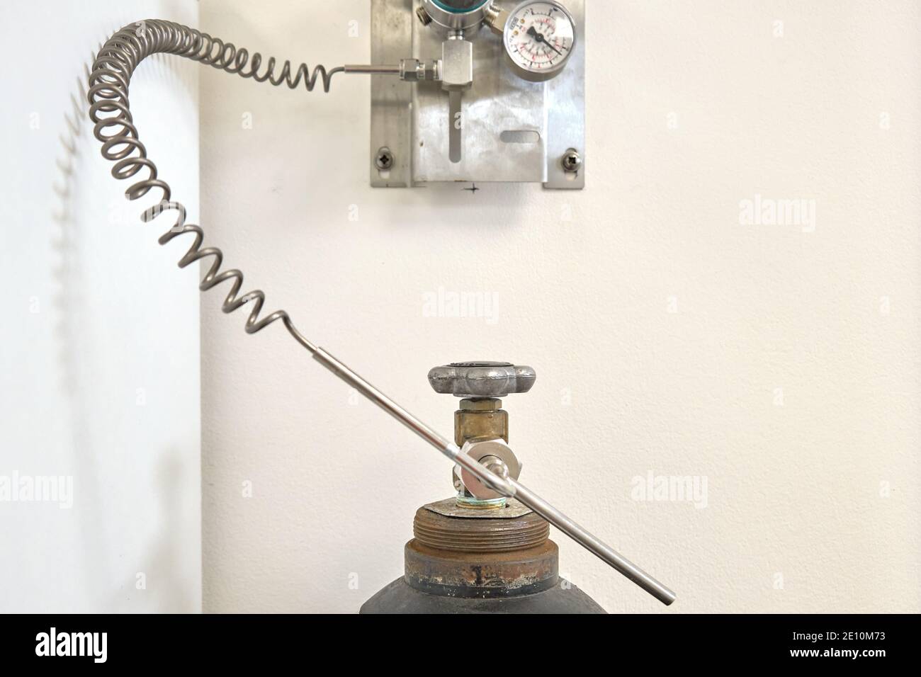 Connected gas cylinder. Measurement of pressure Stock Photo - Alamy