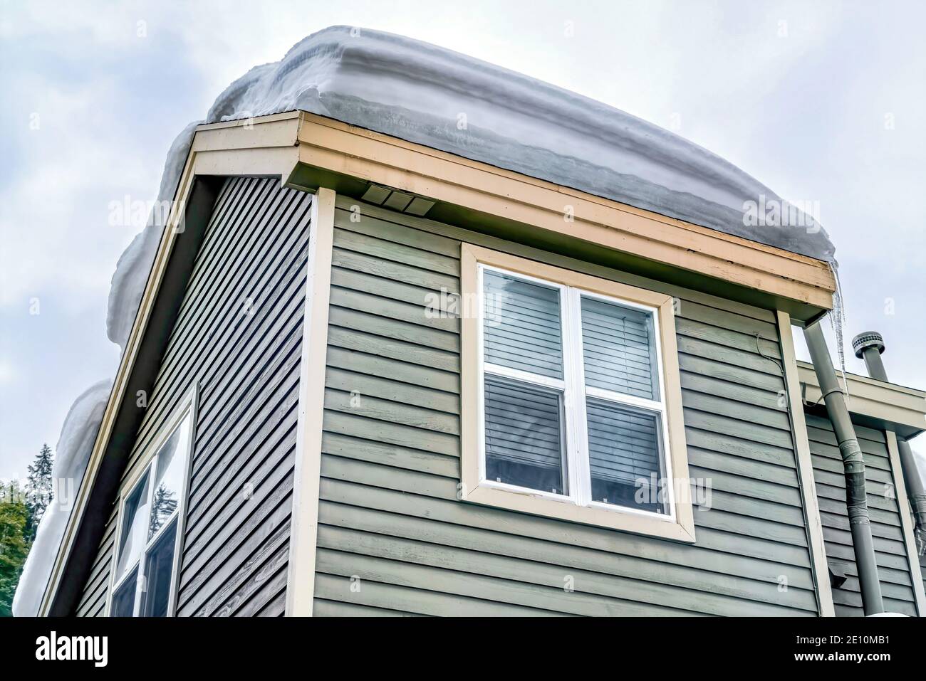 Snow on pitched roof hi-res stock photography and images - Alamy