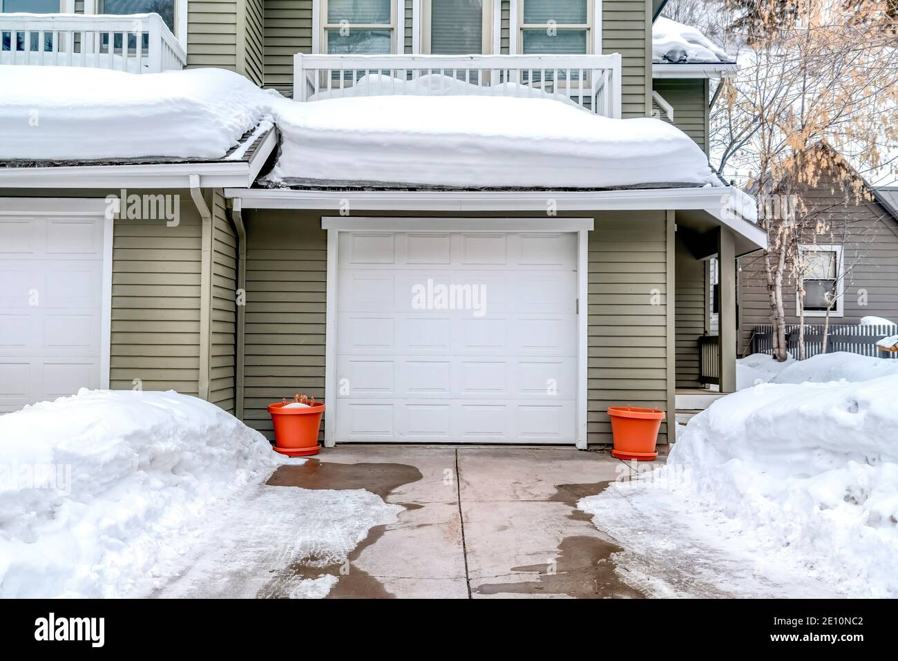 Snowy car in residential garage hi-res stock photography and images - Alamy