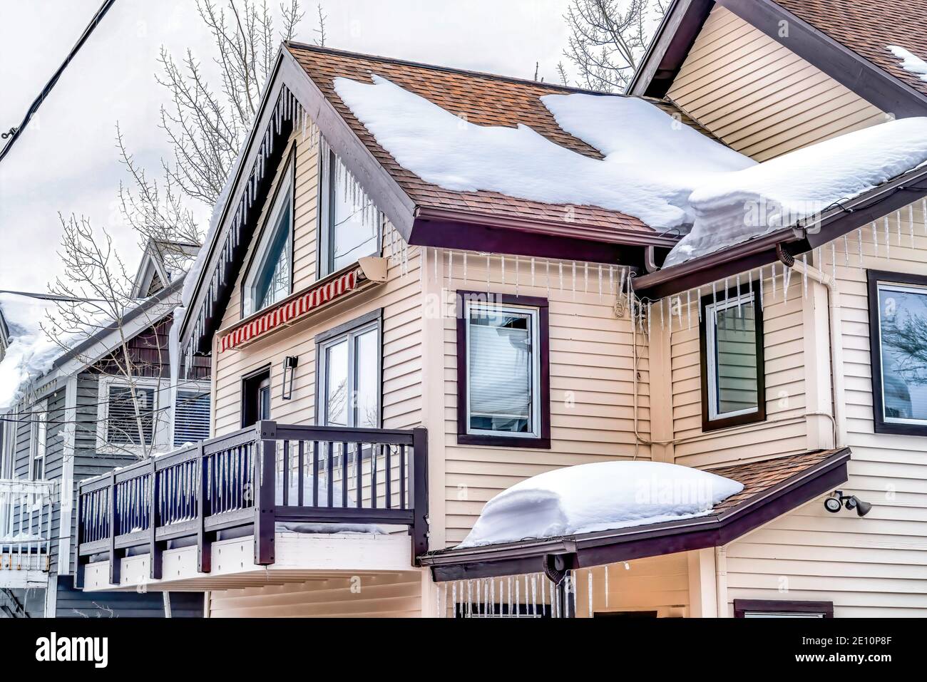 Snow on pitched roof hi-res stock photography and images - Alamy