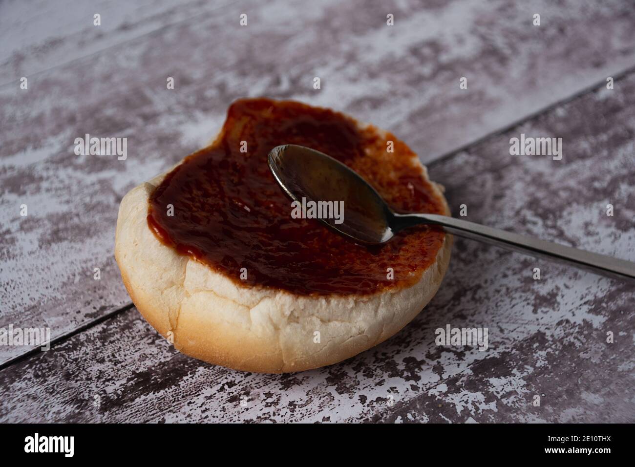 Bun topped with bbq sauce hi-res stock photography and images - Alamy