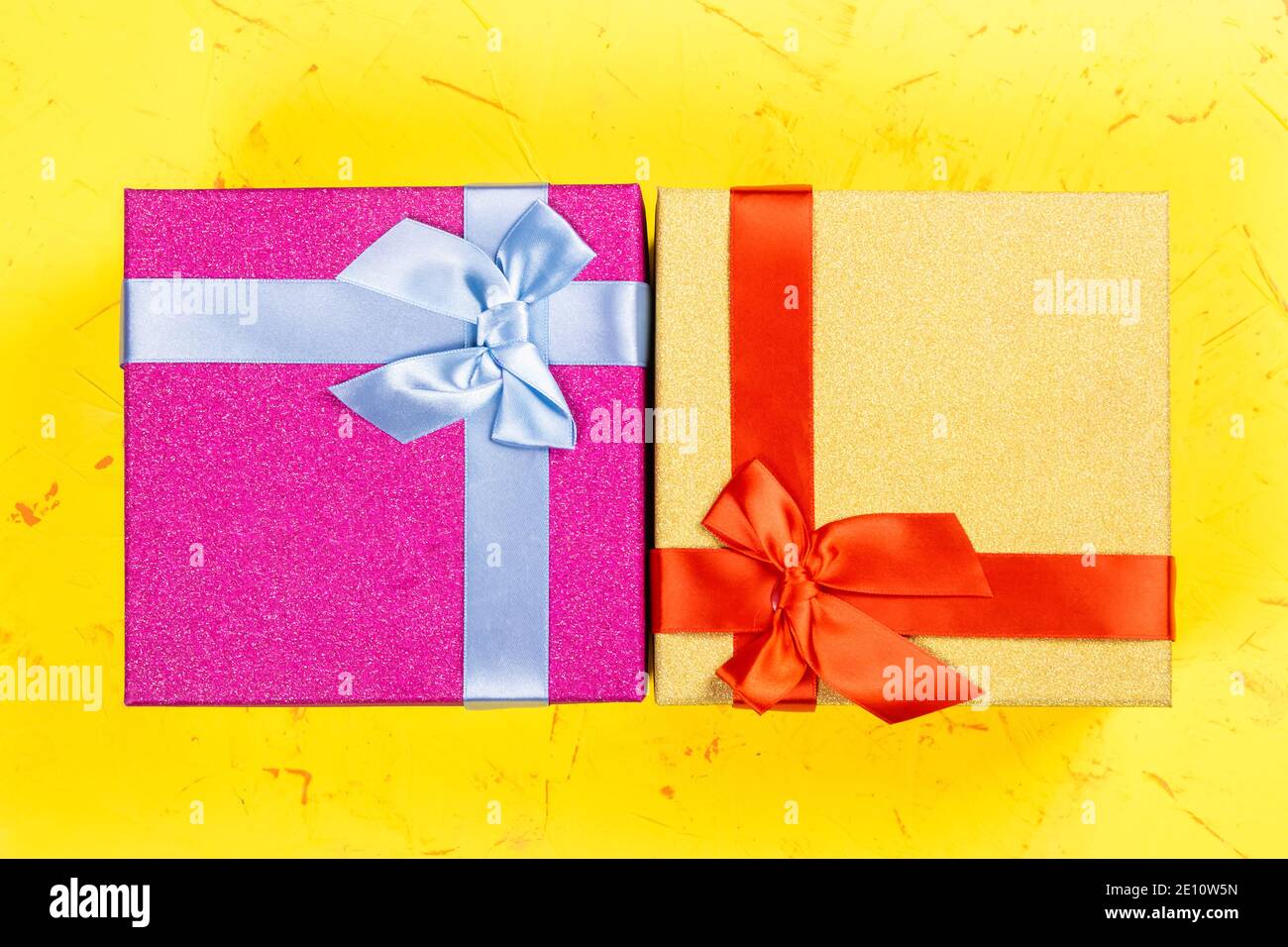 Present colored gift boxes hi-res stock photography and images - Alamy