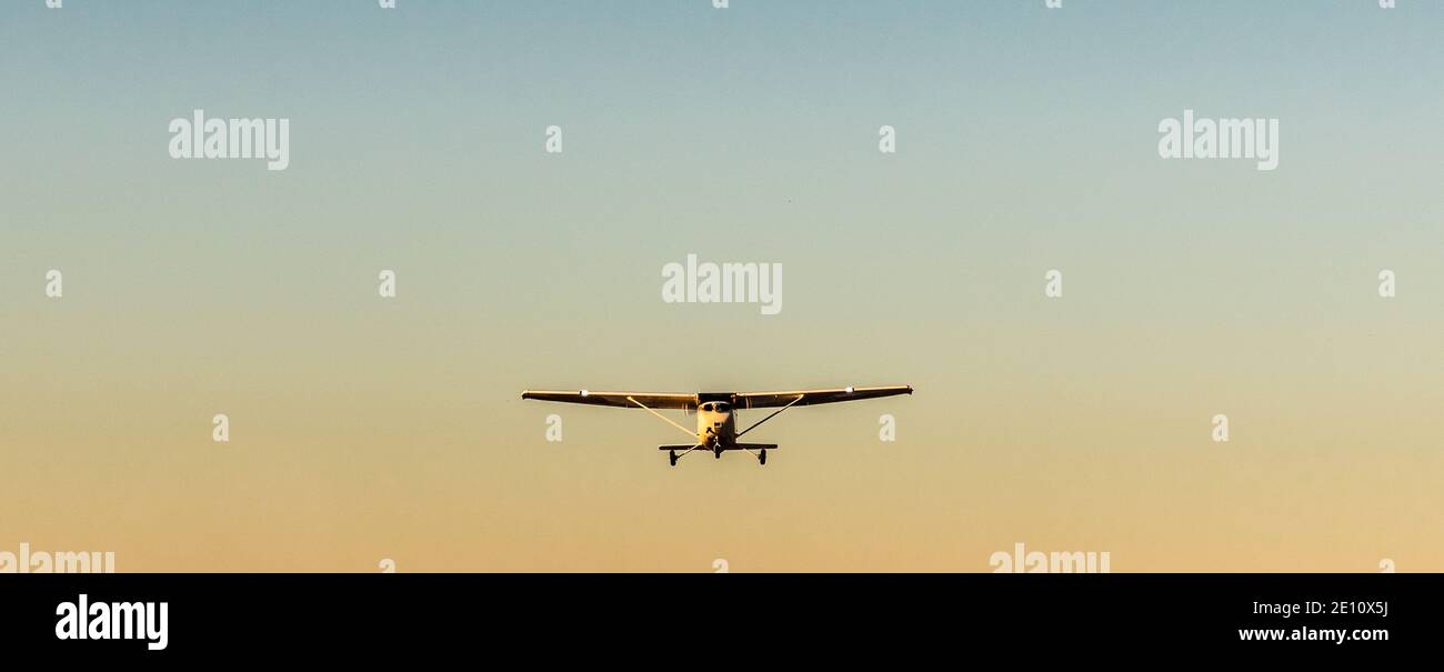 Pilots flying cessna hi-res stock photography and images - Alamy