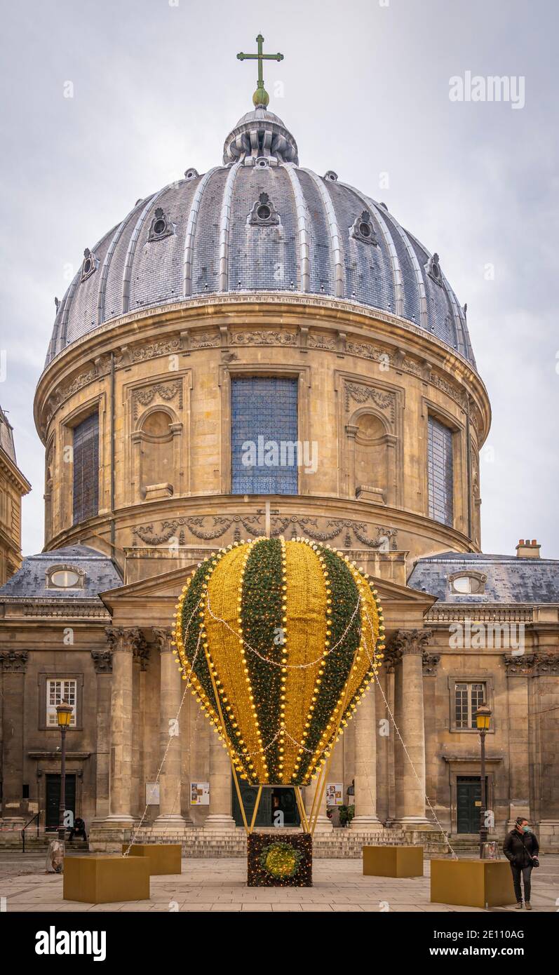 Paris, France - 12 30 2020: Hot air balloon and Notre-Dame de l ...