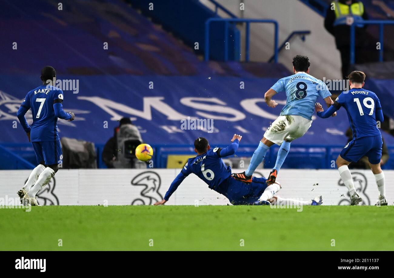 Manchester City's Ilkay Gundogan (second right) scores his side's first ...