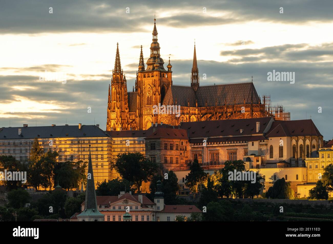 Sunset view prague castle cathedral hi-res stock photography and images ...