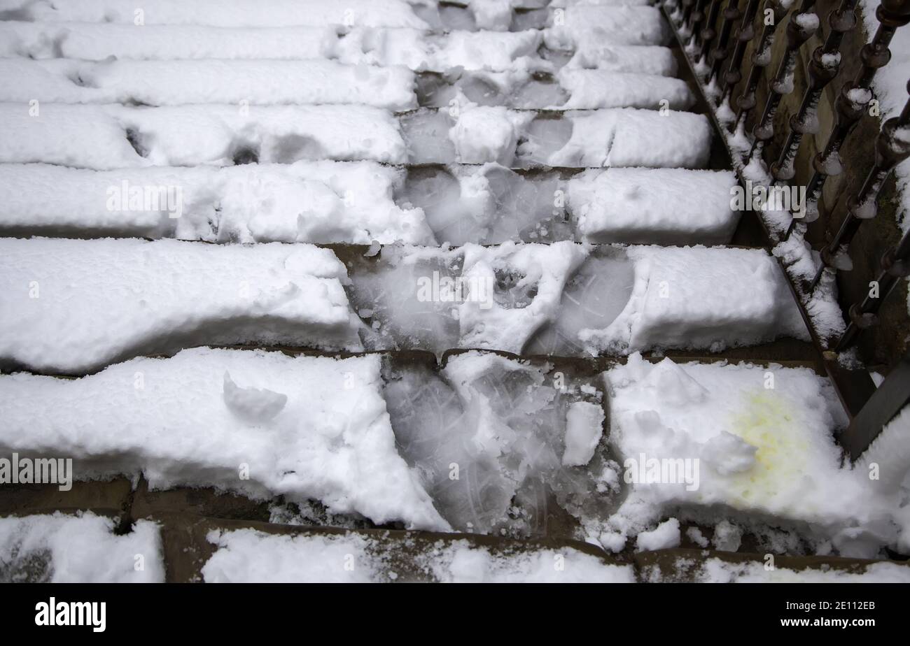 Snowy stairs hi-res stock photography and images - Alamy
