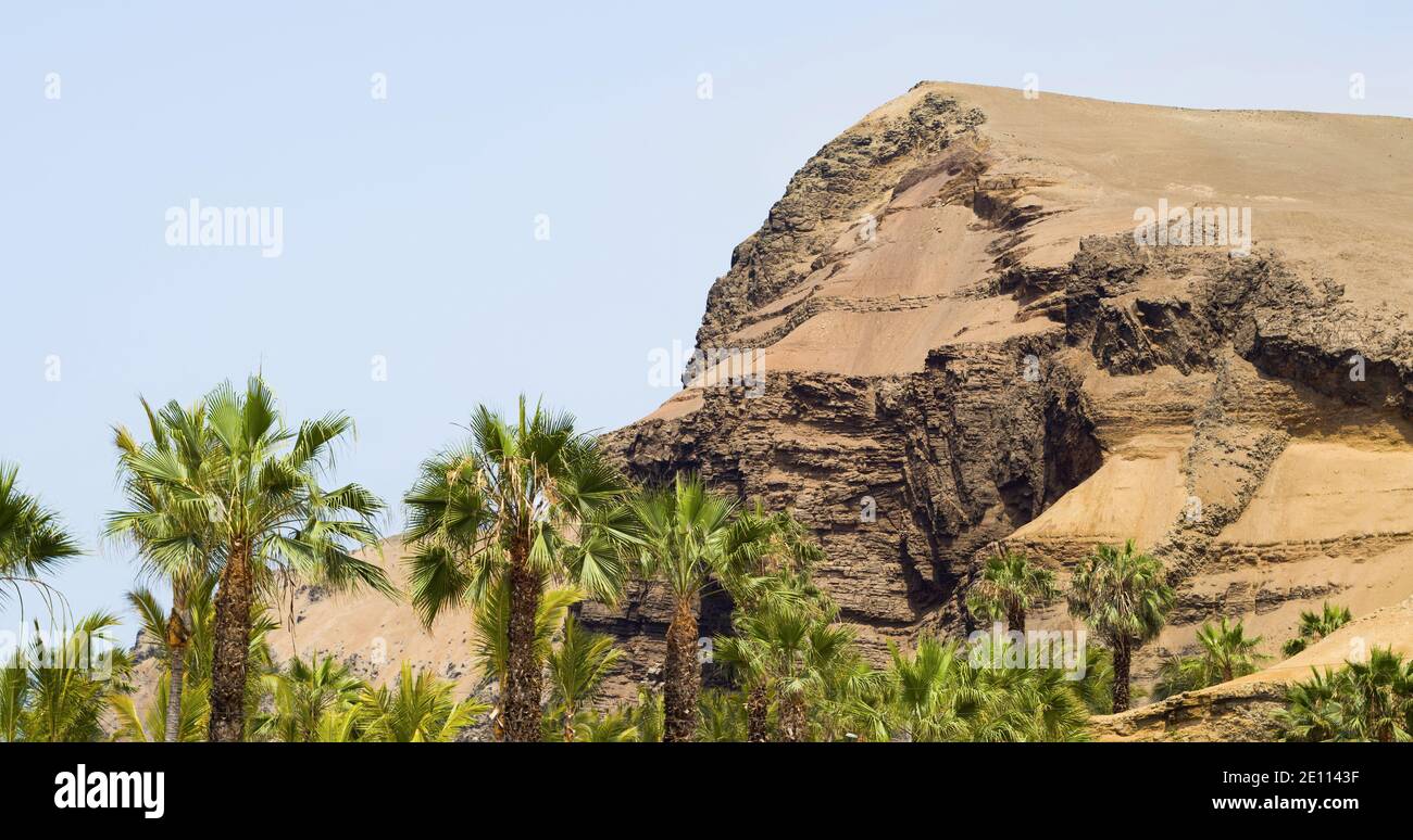 Sandy Mountain cliff next to ocean Stock Photo - Alamy