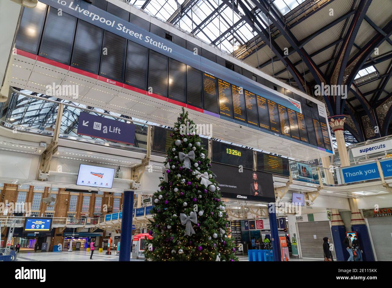 Liverpool Street Railway station concourse, London Stock Photo - Alamy
