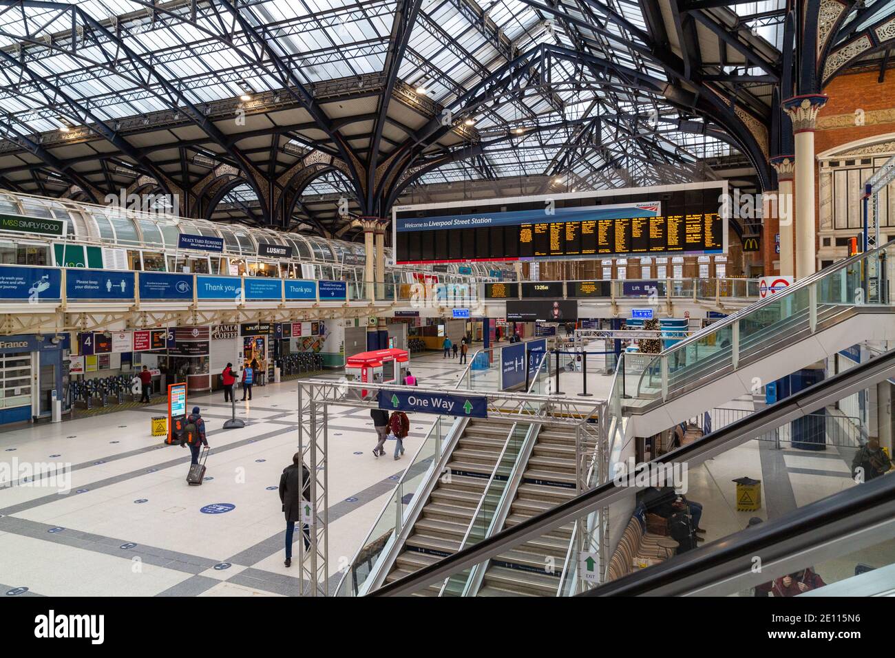 Liverpool Street Railway station concourse, London Stock Photo - Alamy