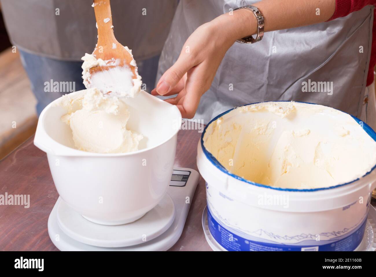 Weighing cream cheese on a culinary scale. Close-up Stock Photo - Alamy