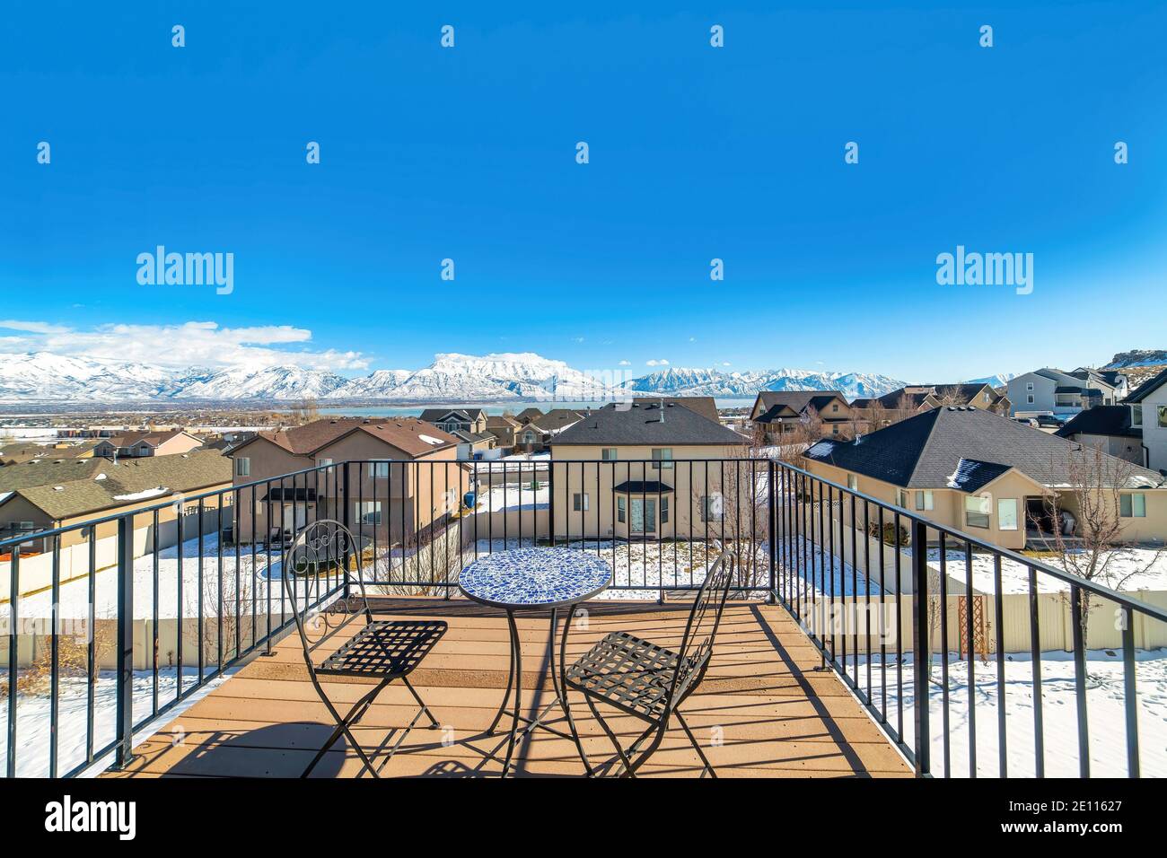 House balcony overlooking lake hi-res stock photography and images - Alamy