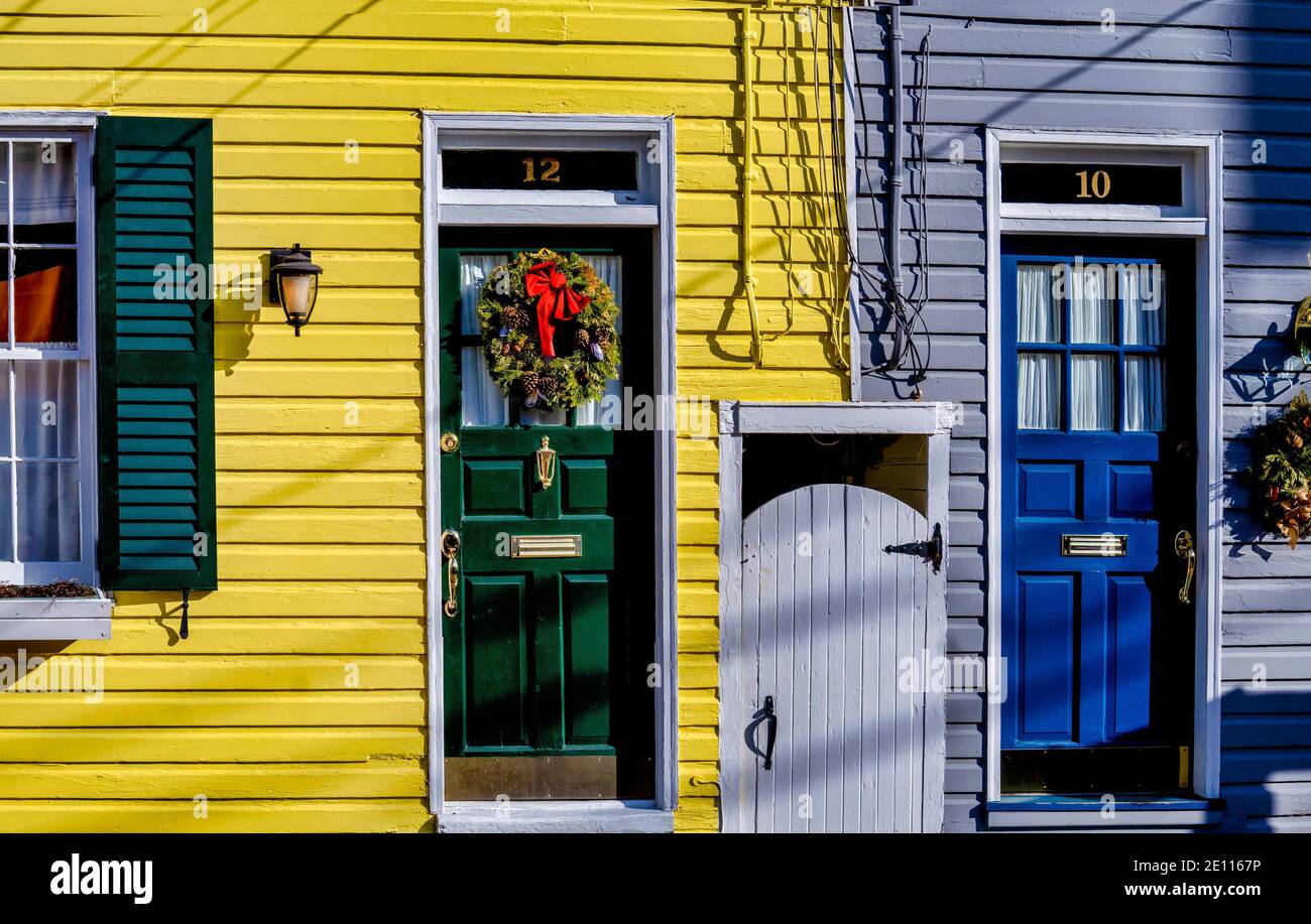 Painted town houses hi-res stock photography and images - Alamy