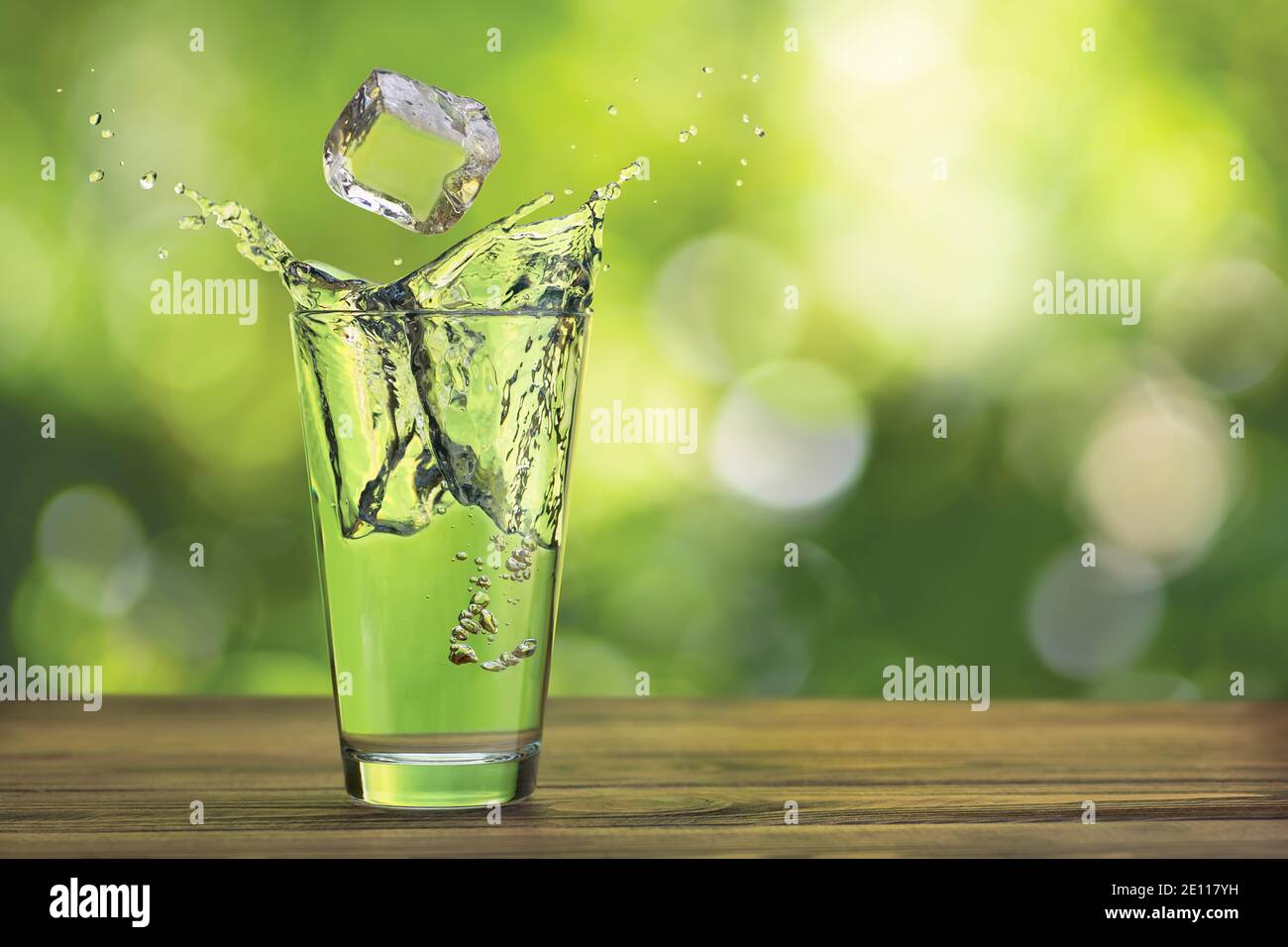 Ice cube falling glass water hi-res stock photography and images - Alamy