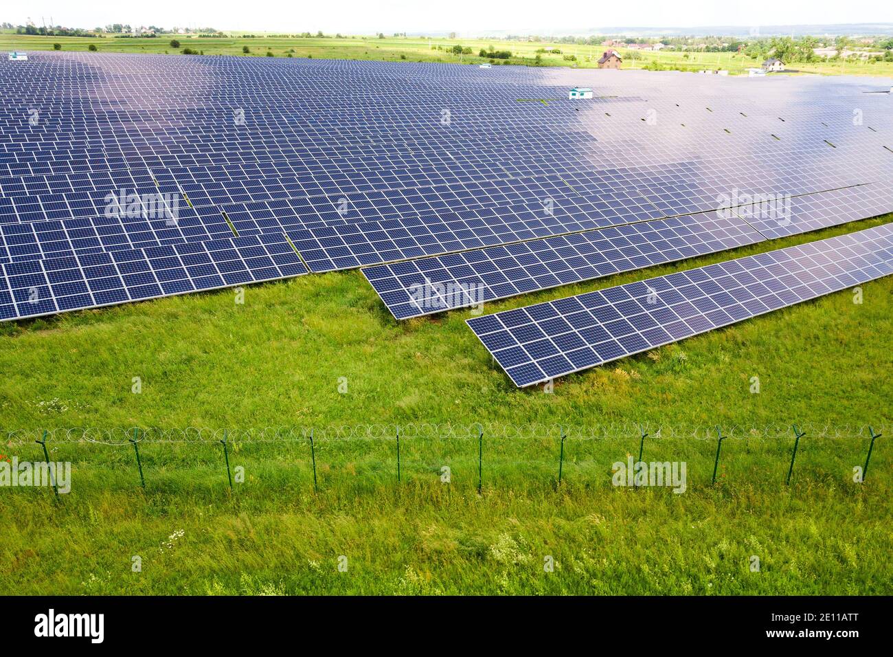 Electrical fence around field hi-res stock photography and images - Alamy