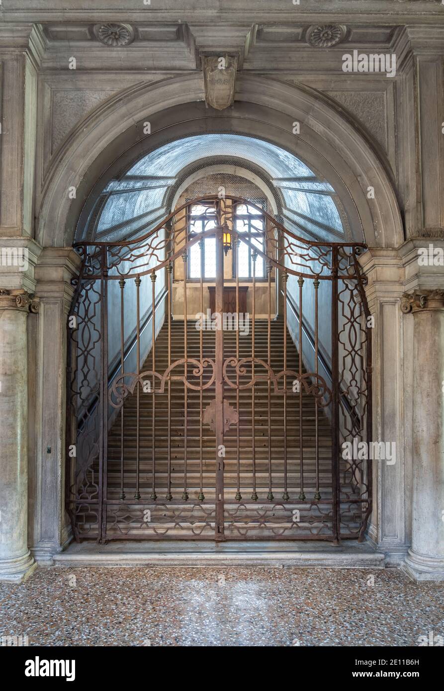 Porte giganti hi-res stock photography and images - Alamy