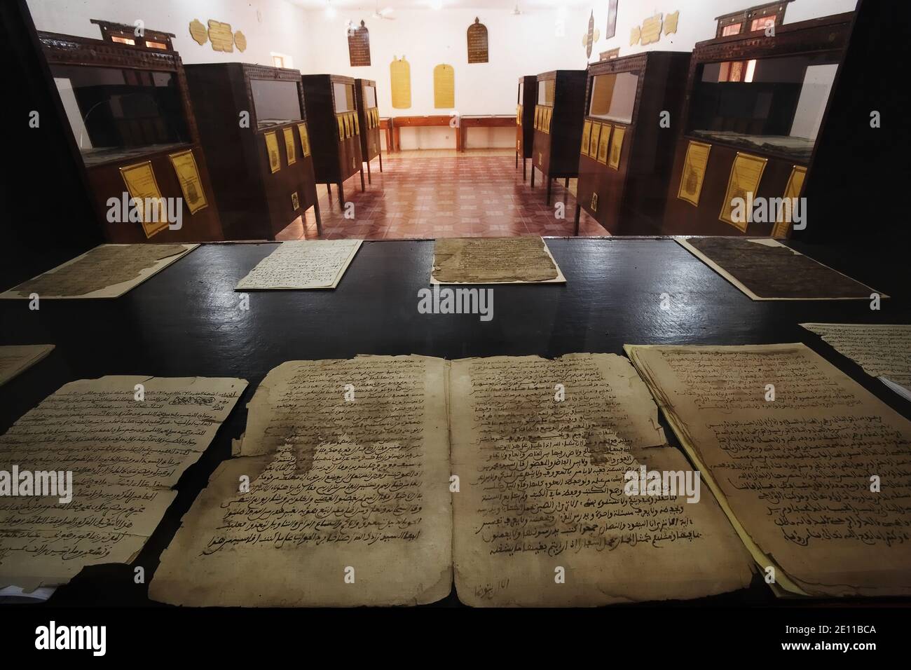 Medieval libraries in manuscript hi-res stock photography and images ...