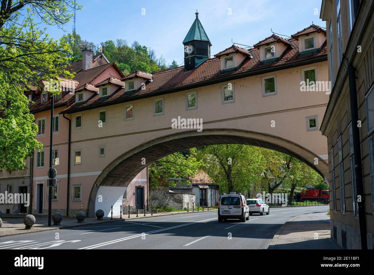 Arch over road hi-res stock photography and images - Alamy