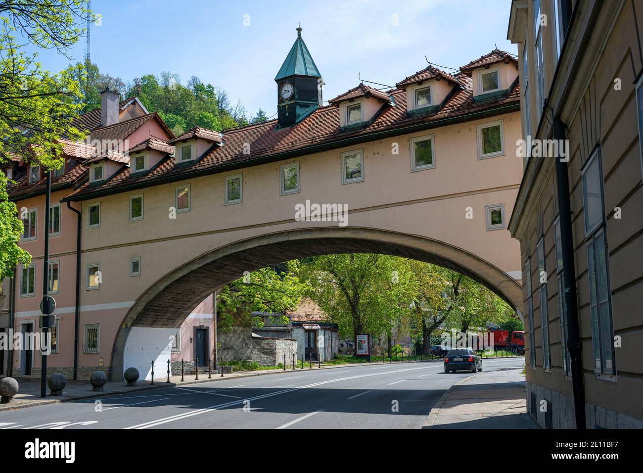 Arch over road hi-res stock photography and images - Alamy