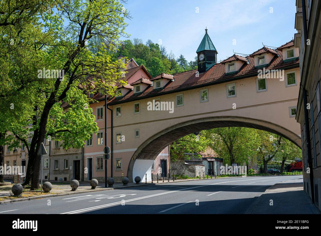 Building over street hi-res stock photography and images - Alamy