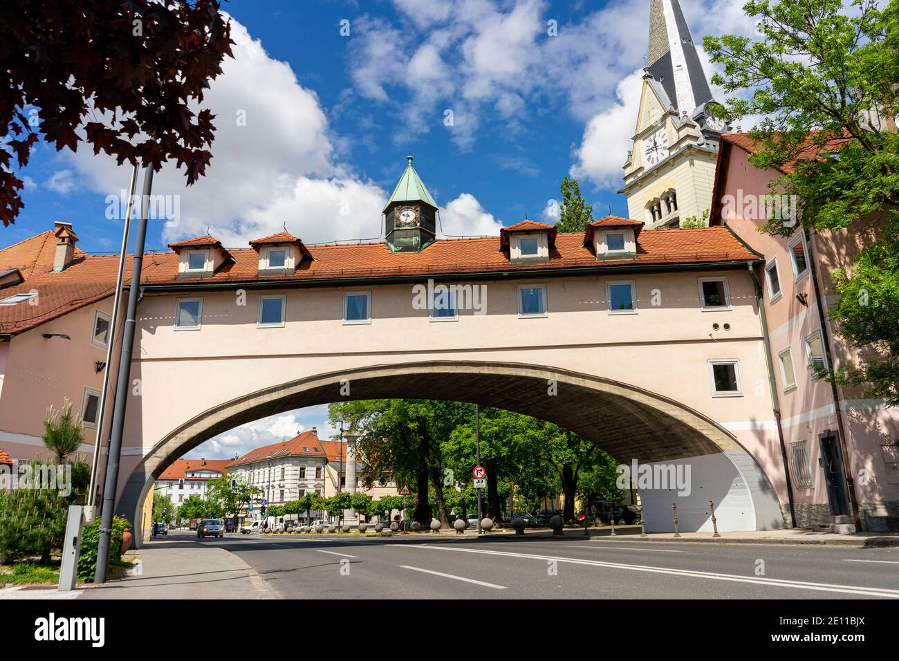 Arch over road hi-res stock photography and images - Alamy