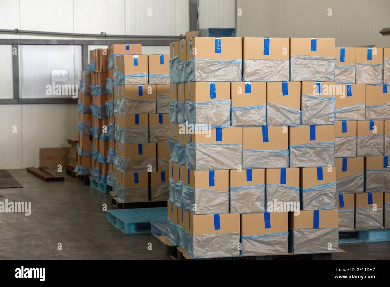 Cardboard boxes in the warehouse, prepared for packing goods Stock ...