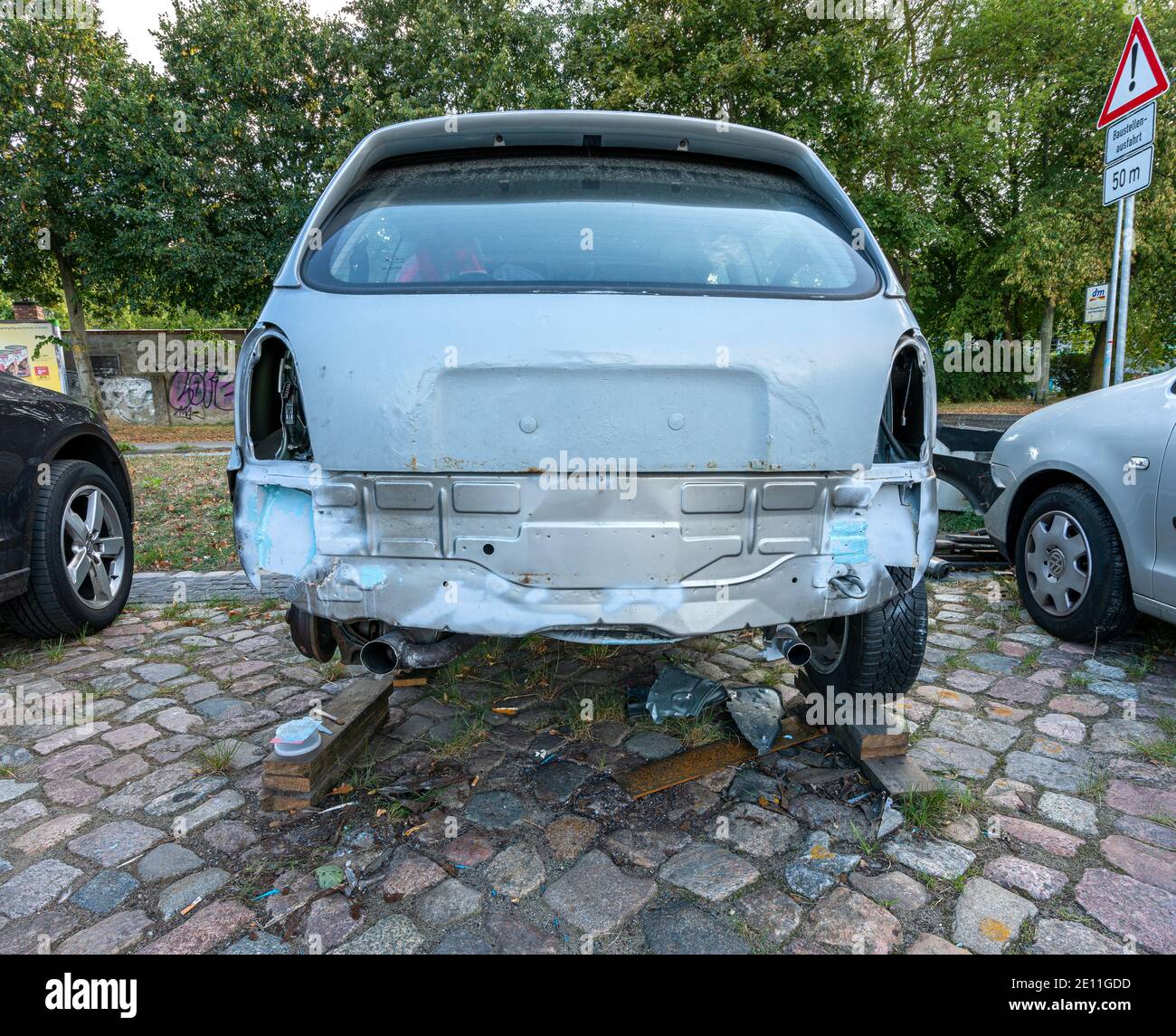 Fahrzeug aufgebockt hi-res stock photography and images - Alamy