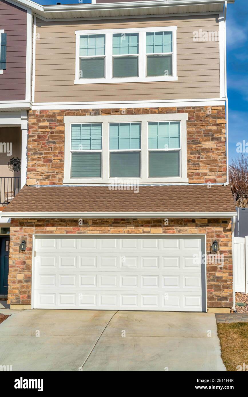 Three story residential building hi-res stock photography and images ...