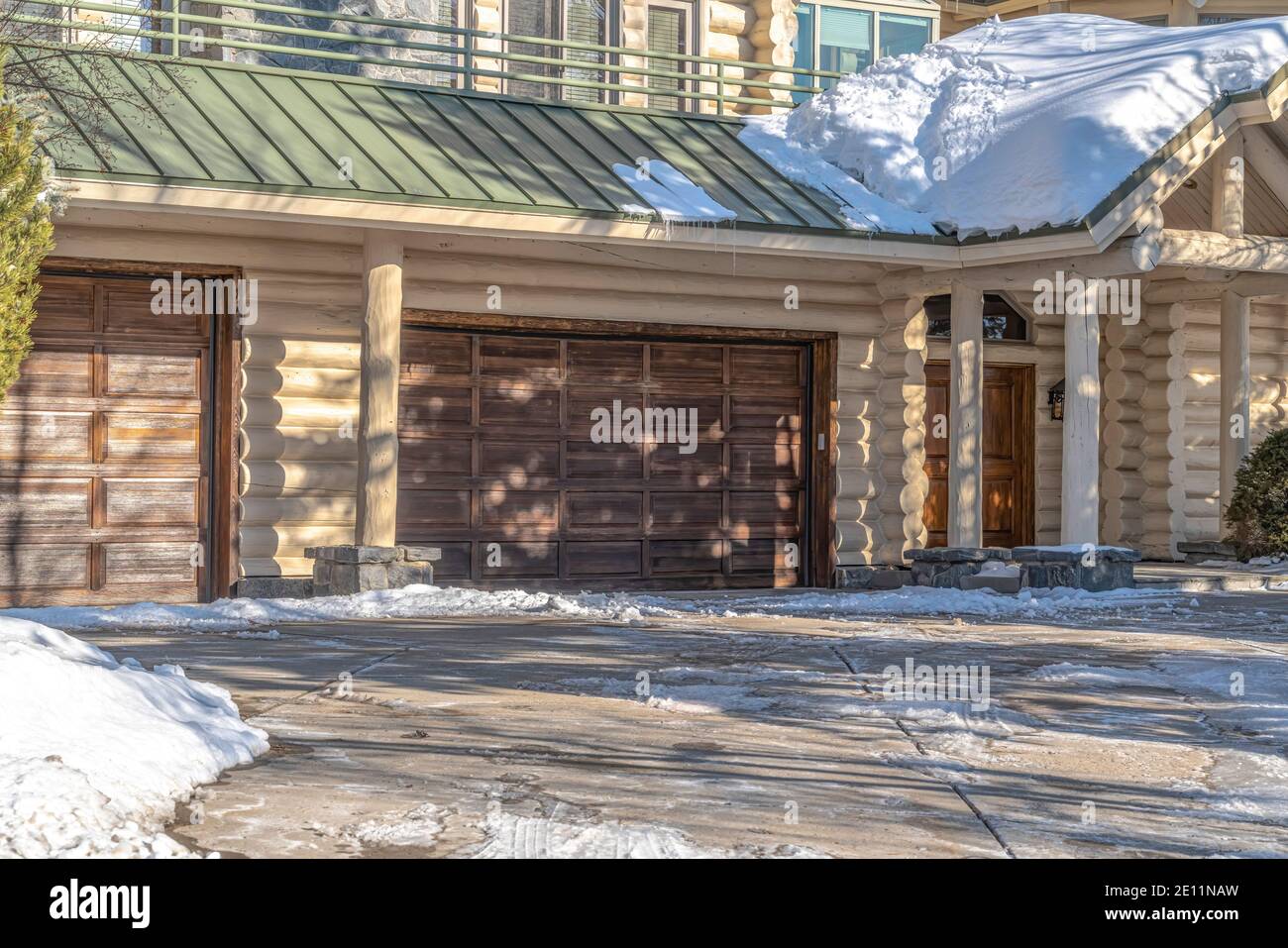 Front view log house hi-res stock photography and images - Alamy
