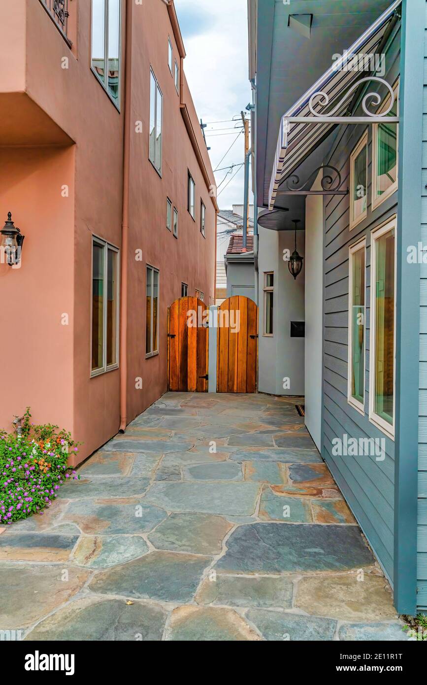 Pathway between houses hi-res stock photography and images - Alamy